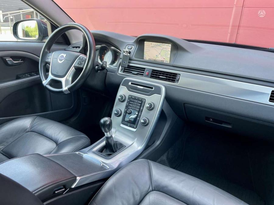 Grey Volvo V70 2013 in Kaunas, with an engine capacity of 2.00 L and mileage of 291 thousand km for 6990 €, photo 13 on AUTOMOTO.COM.LV