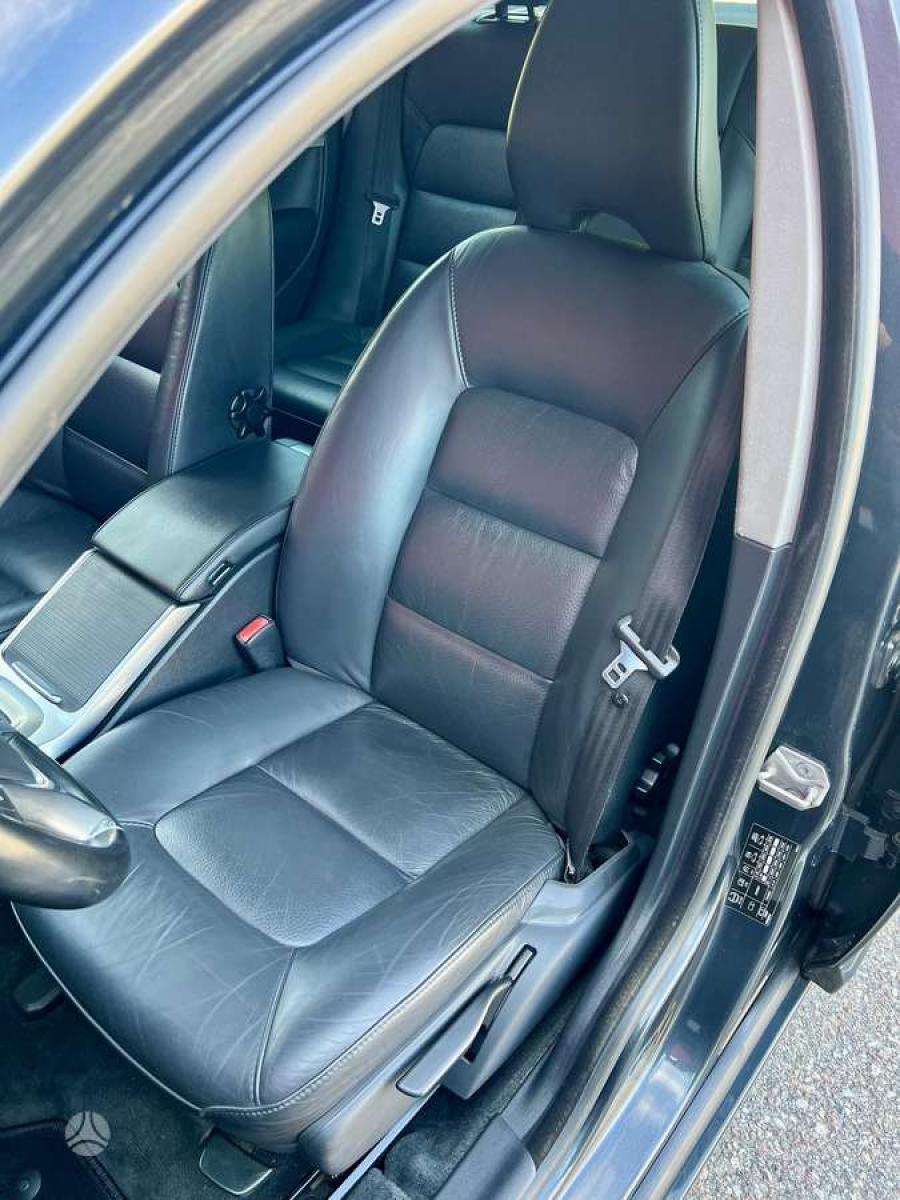 Grey Volvo V70 2013 in Kaunas, with an engine capacity of 2.00 L and mileage of 291 thousand km for 6990 €, photo 17 on AUTOMOTO.COM.LV