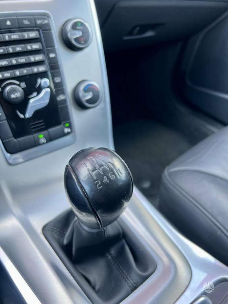 Grey Volvo V70 2013 in Kaunas, with an engine capacity of 2.00 L and mileage of 291 thousand km for 6990 €, photo 20 on AUTOMOTO.COM.LV