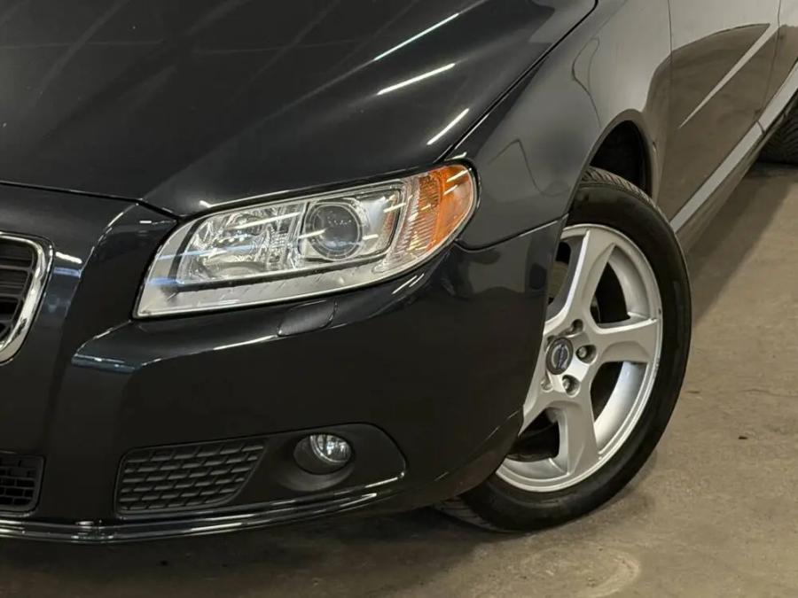 Grey Volvo V70 2013 in Jurmala, with an engine capacity of 2.00 L and mileage of 387 thousand km for 6950 €, photo 3 on AUTOMOTO.COM.LV