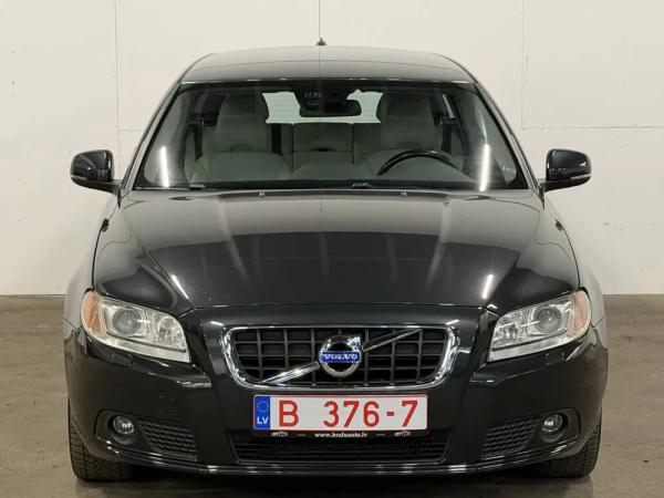 Grey Volvo V70 2013 in Jurmala, with an engine capacity of 2.00 L and mileage of 387 thousand km for 6950 €, photo 4 on AUTOMOTO.COM.LV