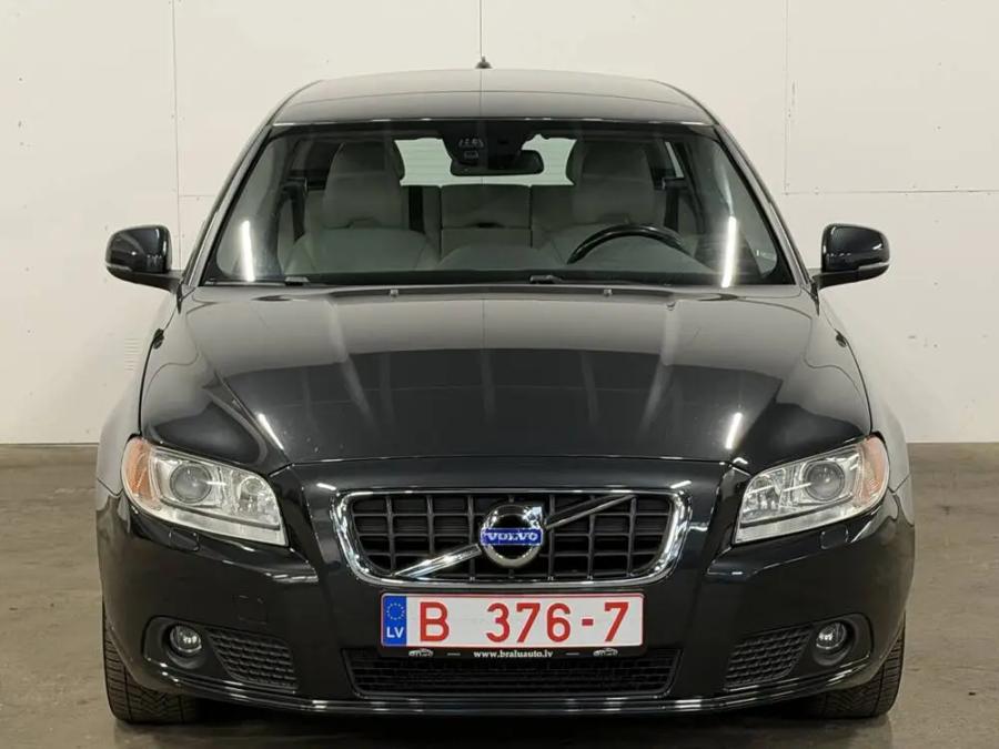 Grey Volvo V70 2013 in Jurmala, with an engine capacity of 2.00 L and mileage of 387 thousand km for 6950 €, photo 5 on AUTOMOTO.COM.LV