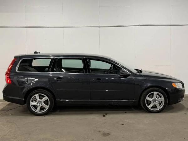 Grey Volvo V70 2013 in Jurmala, with an engine capacity of 2.00 L and mileage of 387 thousand km for 6950 €, photo 9 on AUTOMOTO.COM.LV