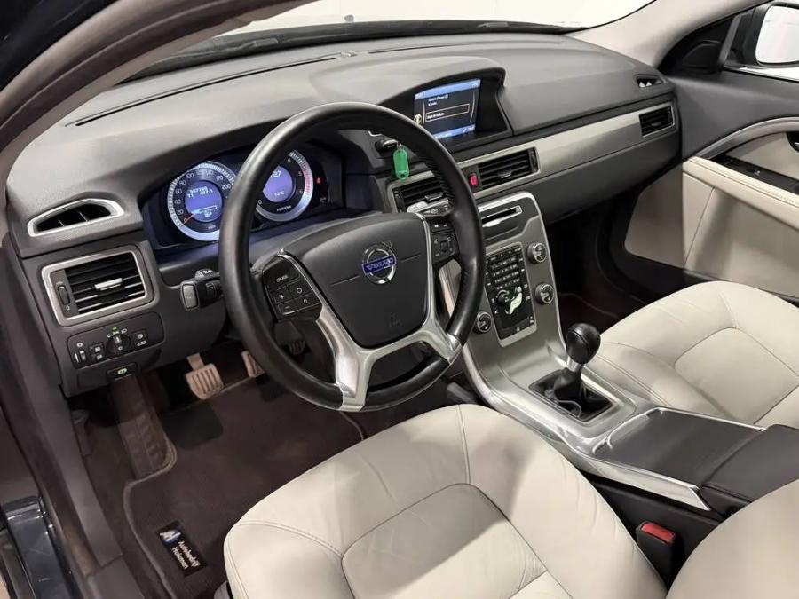 Grey Volvo V70 2013 in Jurmala, with an engine capacity of 2.00 L and mileage of 387 thousand km for 6950 €, photo 16 on AUTOMOTO.COM.LV