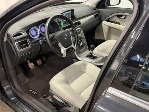 Grey Volvo V70 2013 in Jurmala, with an engine capacity of 2.00 L and mileage of 387 thousand km for 6950 €, photo 17 on AUTOMOTO.COM.LV