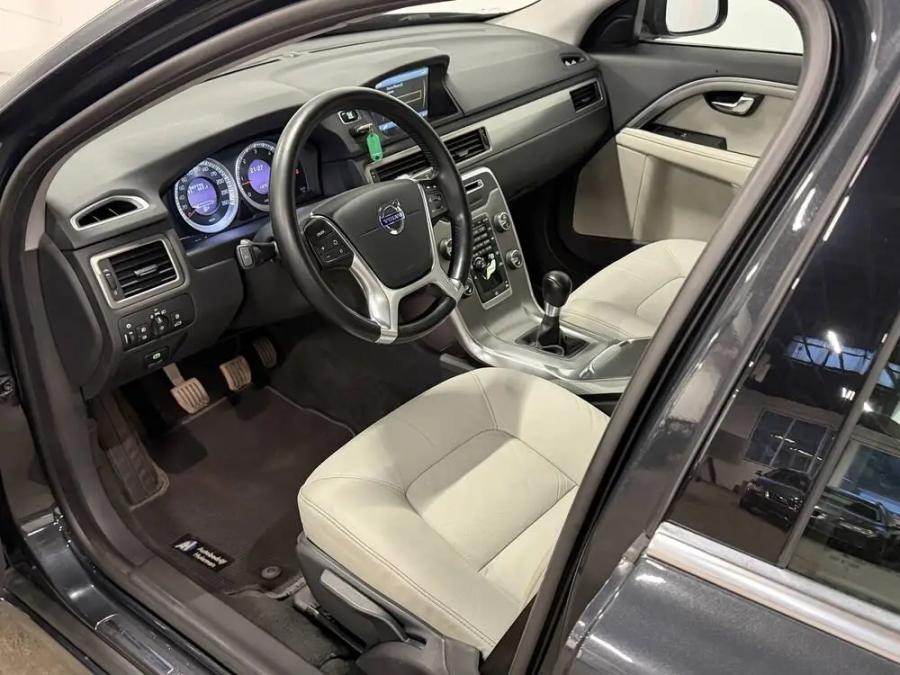 Grey Volvo V70 2013 in Jurmala, with an engine capacity of 2.00 L and mileage of 387 thousand km for 6950 €, photo 17 on AUTOMOTO.COM.LV