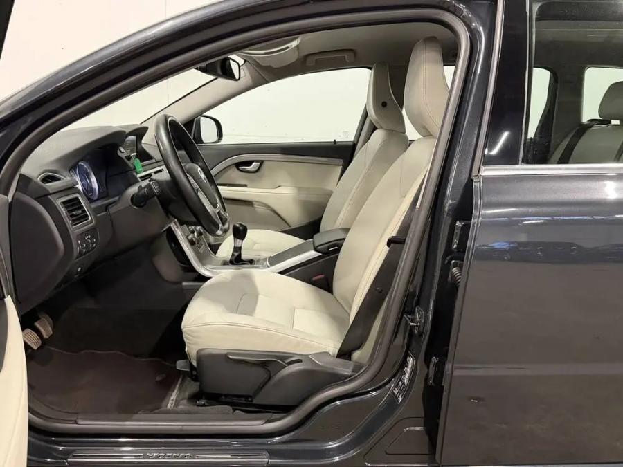 Grey Volvo V70 2013 in Jurmala, with an engine capacity of 2.00 L and mileage of 387 thousand km for 6950 €, photo 18 on AUTOMOTO.COM.LV