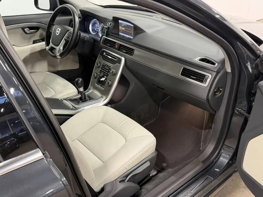 Grey Volvo V70 2013 in Jurmala, with an engine capacity of 2.00 L and mileage of 387 thousand km for 6950 €, photo 20 on AUTOMOTO.COM.LV