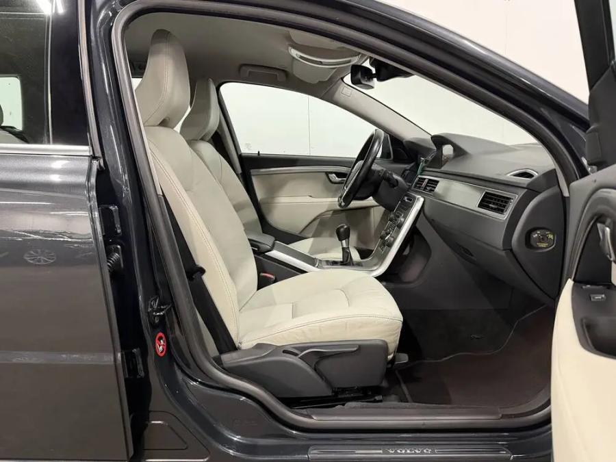 Grey Volvo V70 2013 in Jurmala, with an engine capacity of 2.00 L and mileage of 387 thousand km for 6950 €, photo 21 on AUTOMOTO.COM.LV