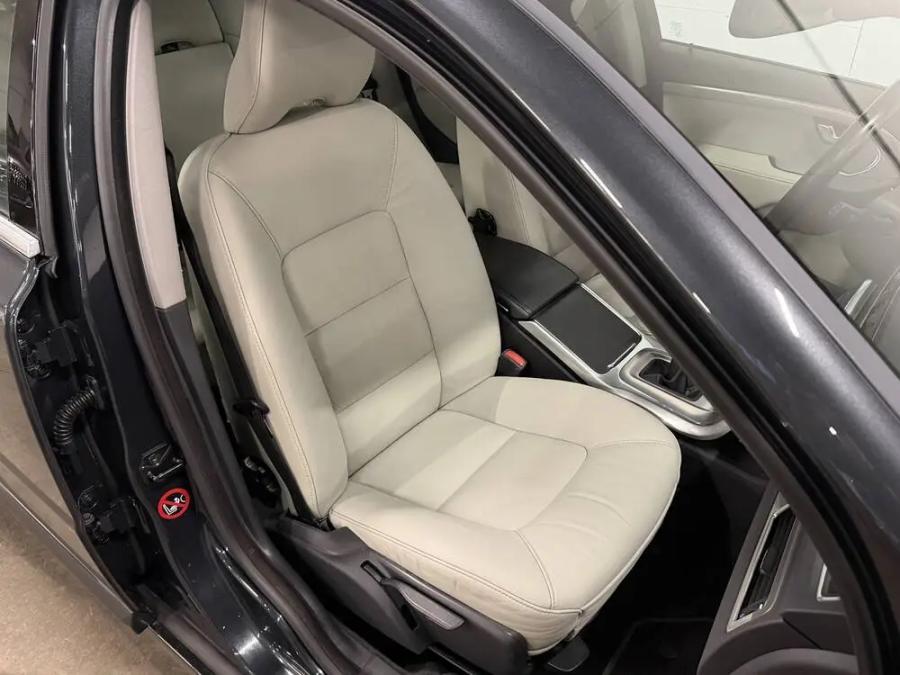 Grey Volvo V70 2013 in Jurmala, with an engine capacity of 2.00 L and mileage of 387 thousand km for 6950 €, photo 22 on AUTOMOTO.COM.LV