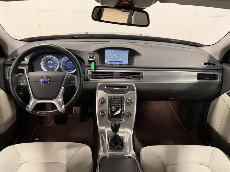 Grey Volvo V70 2013 in Jurmala, with an engine capacity of 2.00 L and mileage of 387 thousand km for 6950 €, photo 28 on AUTOMOTO.COM.LV