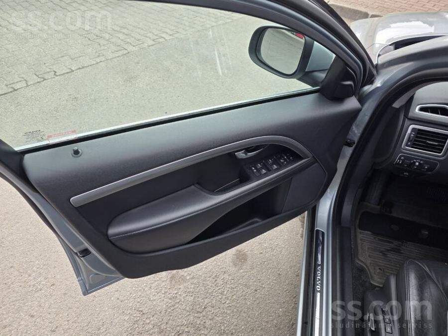 Pelēks Volvo V70 2013 Rīga, ar dzinēja tilpumu 2.40 L un nobraukumu 295 tūkst. km par 7500 €, foto 6 vietnē AUTOMOTO.COM.LV
