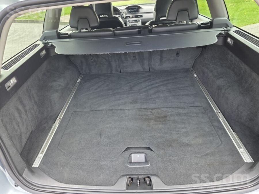 Pelēks Volvo V70 2013 Rīga, ar dzinēja tilpumu 2.40 L un nobraukumu 295 tūkst. km par 7500 €, foto 14 vietnē AUTOMOTO.COM.LV