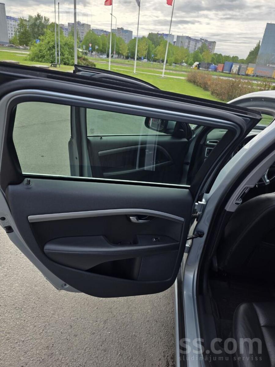 Pelēks Volvo V70 2013 Rīga, ar dzinēja tilpumu 2.40 L un nobraukumu 295 tūkst. km par 7500 €, foto 22 vietnē AUTOMOTO.COM.LV