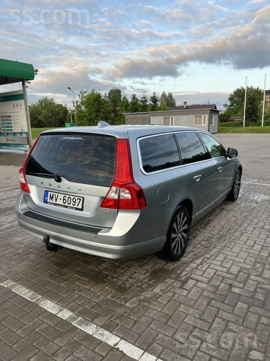 Pelēks Volvo V70 2013 Ludza, ar dzinēja tilpumu 2.00 L un nobraukumu 271 tūkst. km par 6150 €, foto 4 vietnē AUTOMOTO.COM.LV