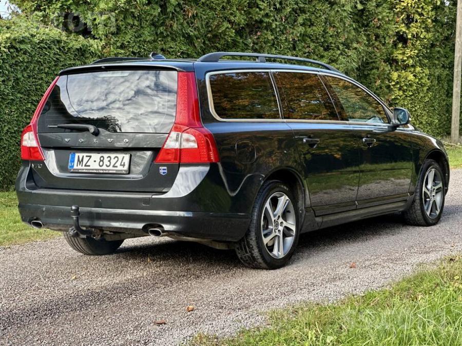 Grey Volvo V70 2013 in Talsi, with an engine capacity of 2.40 L and mileage of 316 thousand km for 7500 €, photo 5 on AUTOMOTO.COM.LV