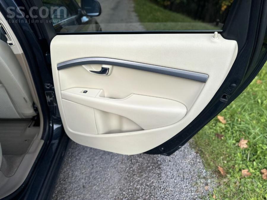 Grey Volvo V70 2013 in Talsi, with an engine capacity of 2.40 L and mileage of 316 thousand km for 7500 €, photo 18 on AUTOMOTO.COM.LV