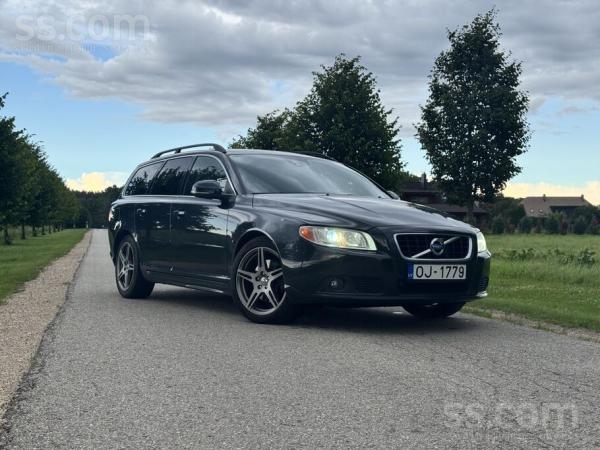 Grey Volvo V70 2013 in Riga, with an engine capacity of 2.00 L and mileage of 357 thousand km for 5850 €, photo 1 on AUTOMOTO.COM.LV