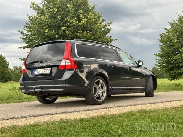 Grey Volvo V70 2013 in Riga, with an engine capacity of 2.00 L and mileage of 357 thousand km for 5850 €, photo 5 on AUTOMOTO.COM.LV