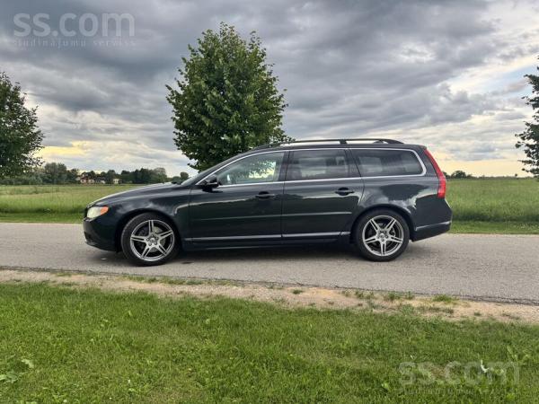 Pelēks Volvo V70 2013 Rīga, ar dzinēja tilpumu 2.00 L un nobraukumu 357 tūkst. km par 5850 €, foto 3 vietnē AUTOMOTO.COM.LV