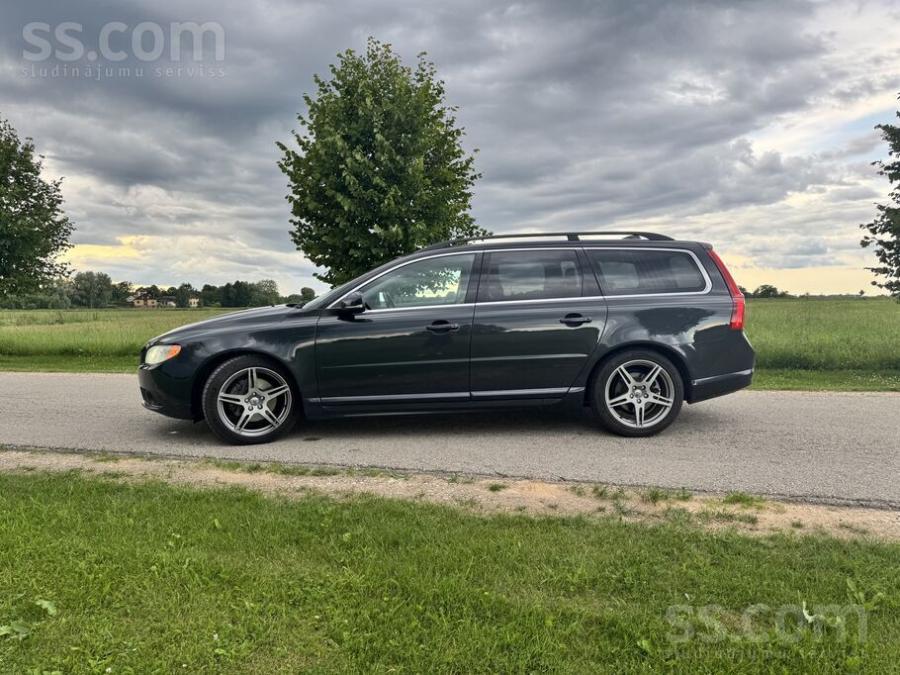 Grey Volvo V70 2013 in Riga, with an engine capacity of 2.00 L and mileage of 357 thousand km for 5850 €, photo 4 on AUTOMOTO.COM.LV