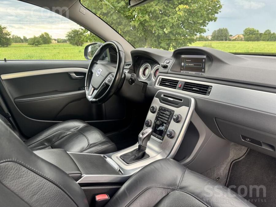 Grey Volvo V70 2013 in Riga, with an engine capacity of 2.00 L and mileage of 357 thousand km for 5850 €, photo 9 on AUTOMOTO.COM.LV