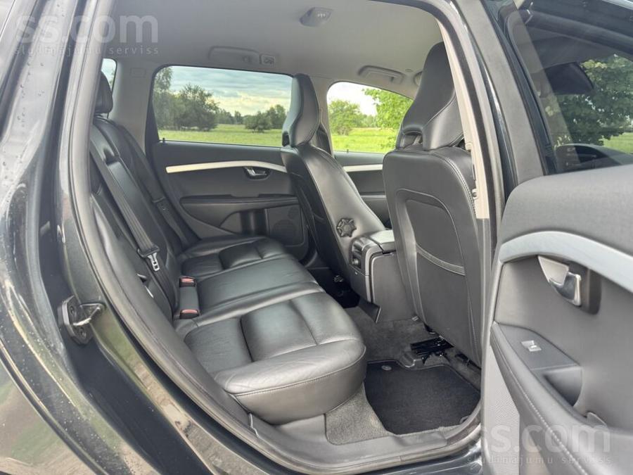 Grey Volvo V70 2013 in Riga, with an engine capacity of 2.00 L and mileage of 357 thousand km for 5850 €, photo 10 on AUTOMOTO.COM.LV