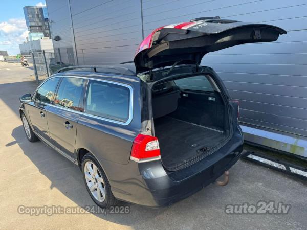 Pelēks Volvo V70 2013 Tallina, ar dzinēja tilpumu 2.00 L un nobraukumu 382 tūkst. km par 3995 €, foto 7 vietnē AUTOMOTO.COM.LV