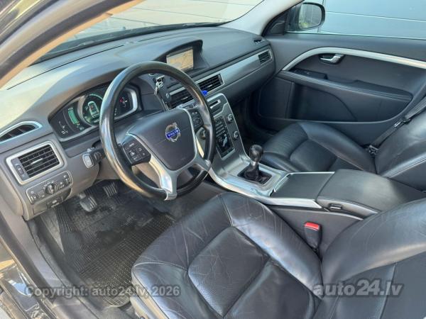 Pelēks Volvo V70 2013 Tallina, ar dzinēja tilpumu 2.00 L un nobraukumu 382 tūkst. km par 3995 €, foto 9 vietnē AUTOMOTO.COM.LV