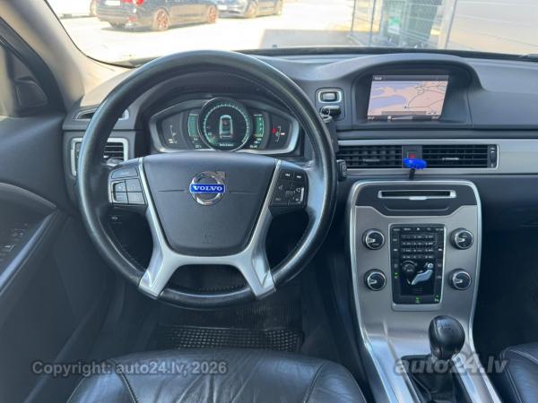 Pelēks Volvo V70 2013 Tallina, ar dzinēja tilpumu 2.00 L un nobraukumu 382 tūkst. km par 3995 €, foto 10 vietnē AUTOMOTO.COM.LV