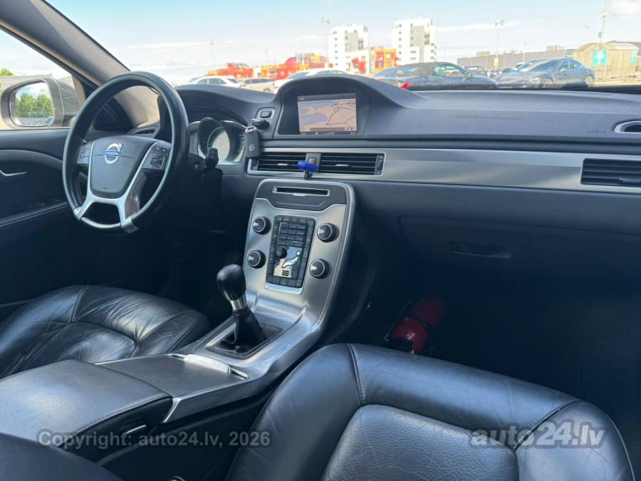 Pelēks Volvo V70 2013 Tallina, ar dzinēja tilpumu 2.00 L un nobraukumu 382 tūkst. km par 3995 €, foto 13 vietnē AUTOMOTO.COM.LV