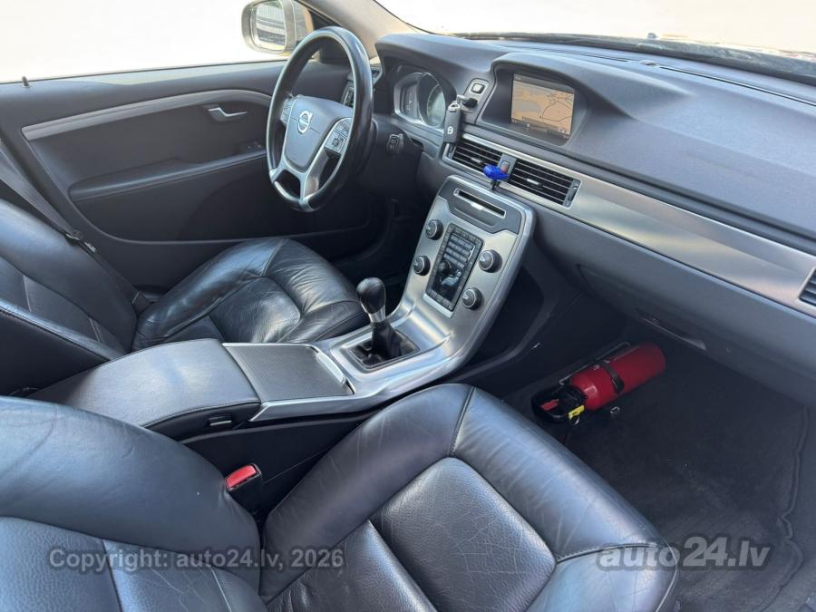 Pelēks Volvo V70 2013 Tallina, ar dzinēja tilpumu 2.00 L un nobraukumu 382 tūkst. km par 3995 €, foto 14 vietnē AUTOMOTO.COM.LV