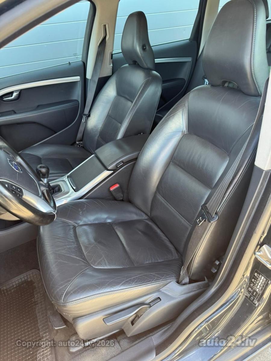 Pelēks Volvo V70 2013 Tallina, ar dzinēja tilpumu 2.00 L un nobraukumu 382 tūkst. km par 3995 €, foto 17 vietnē AUTOMOTO.COM.LV