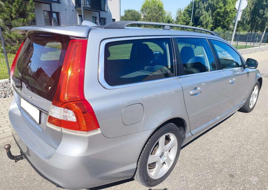 Grey Volvo V70 2013 in Kaunas, with an engine capacity of 1.98 L and mileage of 287 thousand km for 6250 €, photo 7 on AUTOMOTO.COM.LV