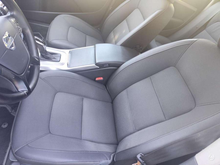 Grey Volvo V70 2013 in Kaunas, with an engine capacity of 1.98 L and mileage of 287 thousand km for 6250 €, photo 9 on AUTOMOTO.COM.LV