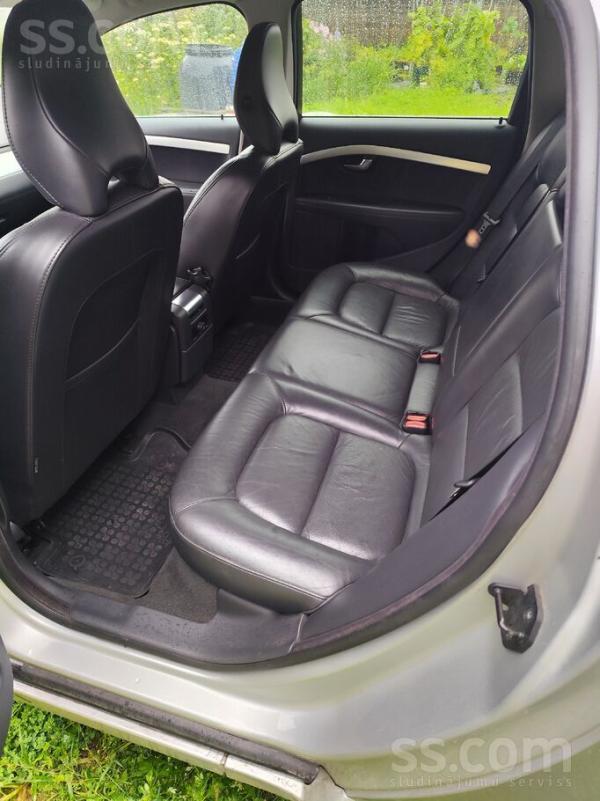 Grey Volvo V70 2013 in Riga, with an engine capacity of 2.00 L and mileage of 277 thousand km for 6800 €, photo 5 on AUTOMOTO.COM.LV