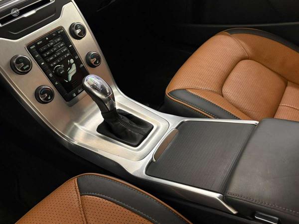 Grey Volvo V70 2013 in Marijampole, with an engine capacity of 2.40 L and mileage of 228 thousand km for 8999 €, photo 4 on AUTOMOTO.COM.LV
