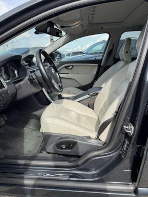 Grey Volvo V70 2013 in Vilnius, with an engine capacity of 1.56 L and mileage of 297 thousand km for 6200 €, photo 4 on AUTOMOTO.COM.LV