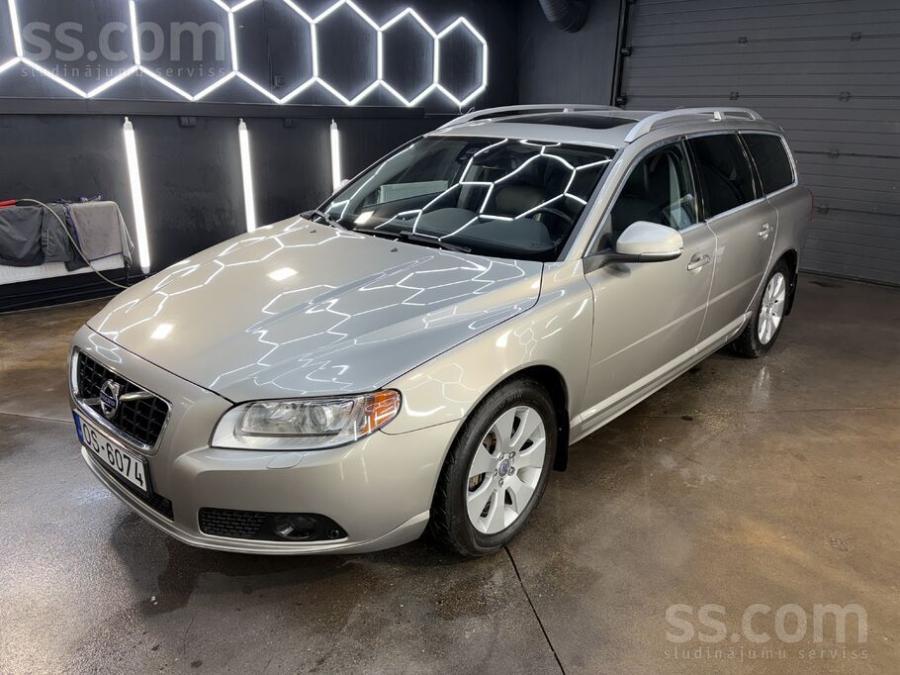 Grey Volvo V70 2013 in Jelgava, with an engine capacity of 2.40 L and mileage of 384 thousand km for 6300 €, photo 1 on AUTOMOTO.COM.LV