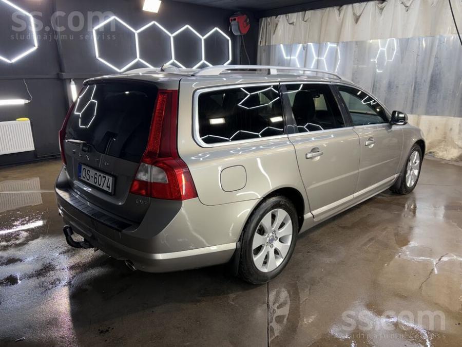 Grey Volvo V70 2013 in Jelgava, with an engine capacity of 2.40 L and mileage of 384 thousand km for 6300 €, photo 4 on AUTOMOTO.COM.LV