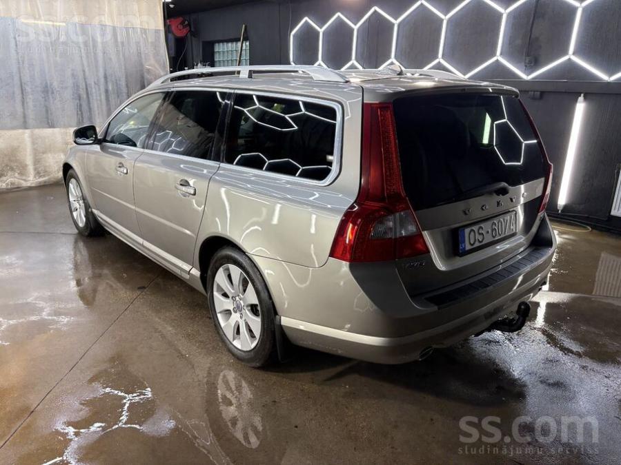 Grey Volvo V70 2013 in Jelgava, with an engine capacity of 2.40 L and mileage of 384 thousand km for 6300 €, photo 5 on AUTOMOTO.COM.LV