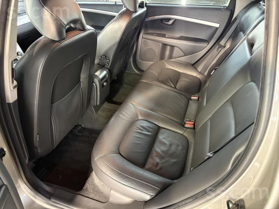 Grey Volvo V70 2013 in Jelgava, with an engine capacity of 2.40 L and mileage of 384 thousand km for 6300 €, photo 6 on AUTOMOTO.COM.LV