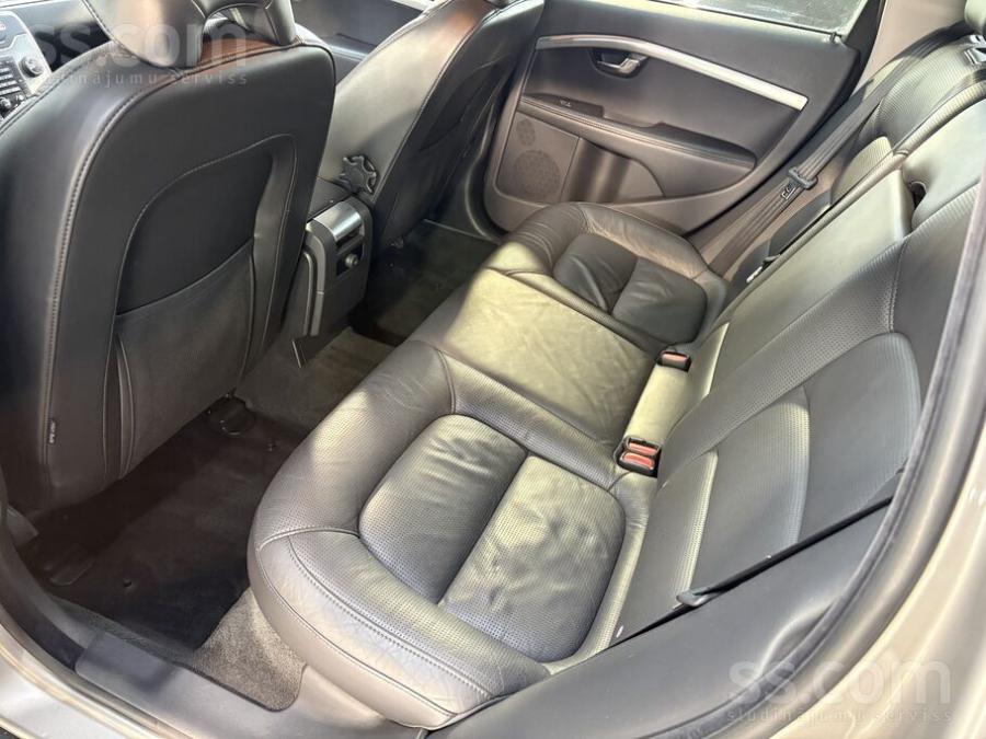 Grey Volvo V70 2013 in Jelgava, with an engine capacity of 2.40 L and mileage of 384 thousand km for 6300 €, photo 7 on AUTOMOTO.COM.LV