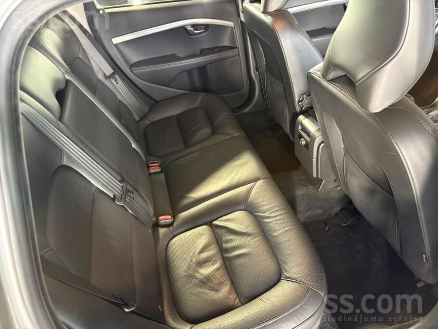 Grey Volvo V70 2013 in Jelgava, with an engine capacity of 2.40 L and mileage of 384 thousand km for 6300 €, photo 8 on AUTOMOTO.COM.LV