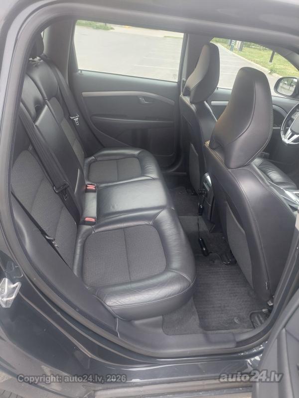 Grey Volvo V70 2014 in Tartu, with an engine capacity of 2.00 L and mileage of 237 thousand km for 9999 €, photo 7 on AUTOMOTO.COM.LV