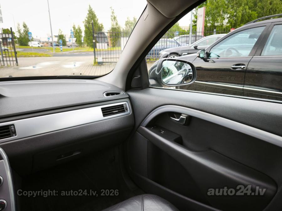 Grey Volvo V70 2014 in Tartu, with an engine capacity of 2.00 L and mileage of 238 thousand km for 9490 €, photo 8 on AUTOMOTO.COM.LV
