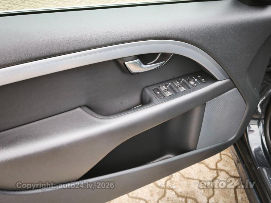 Grey Volvo V70 2014 in Tartu, with an engine capacity of 2.00 L and mileage of 238 thousand km for 9490 €, photo 13 on AUTOMOTO.COM.LV