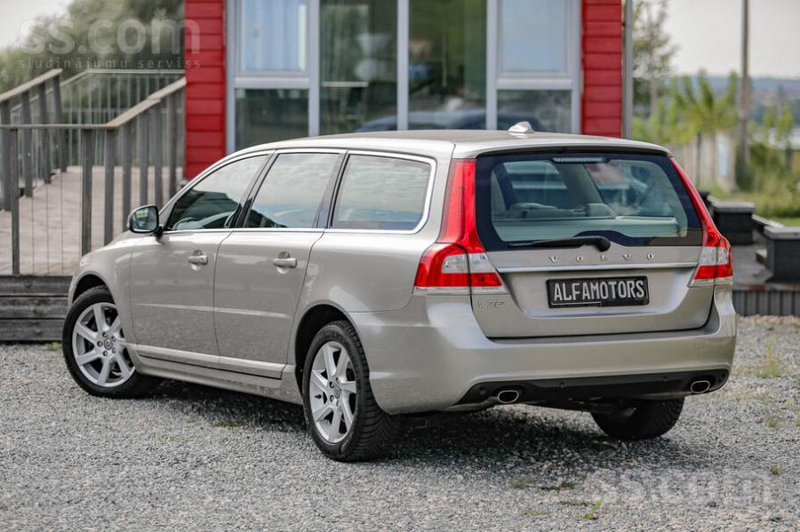 Grey Volvo V70 2014 in Riga, with an engine capacity of 2.00 L and mileage of 263 thousand km for 6990 €, photo 4 on AUTOMOTO.COM.LV
