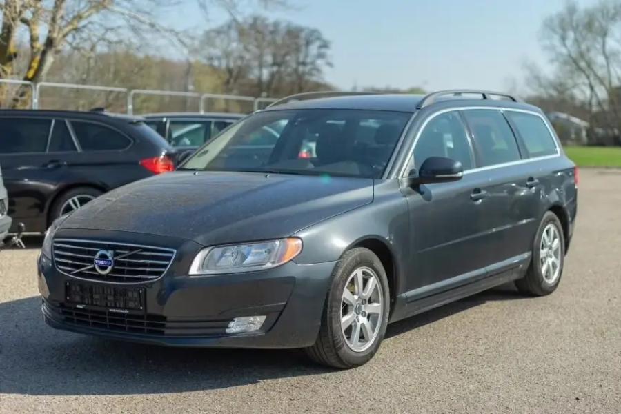 Pelēks Volvo V70 2014 Liepāja, ar dzinēja tilpumu 1.60 L un nobraukumu 285 tūkst. km par 9950 €, foto 1 vietnē AUTOMOTO.COM.LV