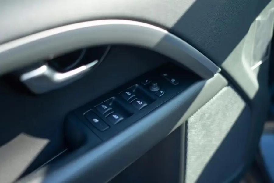 Pelēks Volvo V70 2014 Liepāja, ar dzinēja tilpumu 1.60 L un nobraukumu 285 tūkst. km par 9950 €, foto 21 vietnē AUTOMOTO.COM.LV